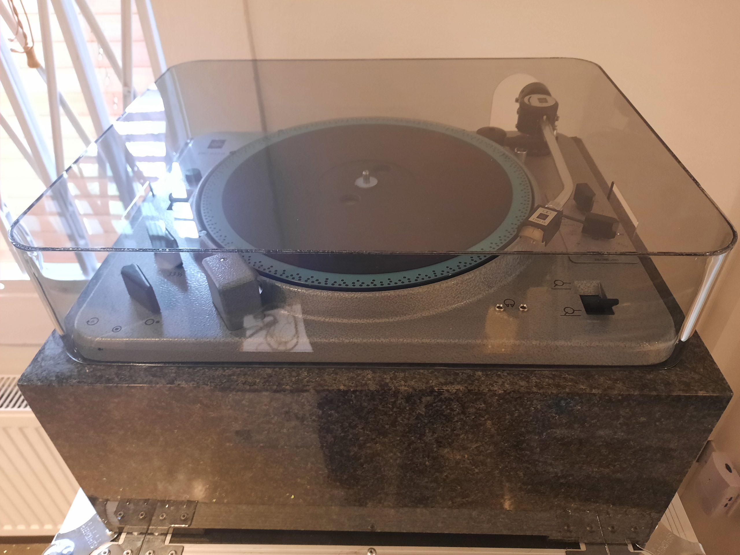 The granite vinyl player - DIESPEKER LIVING